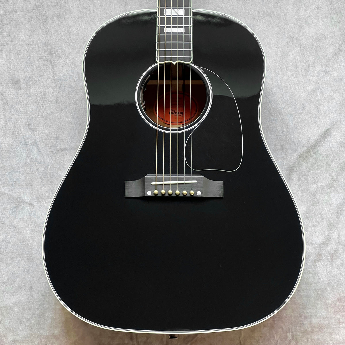 2024 Gibson Custom Shop J-45 Custom Specs - Ebony | Tone Wolf