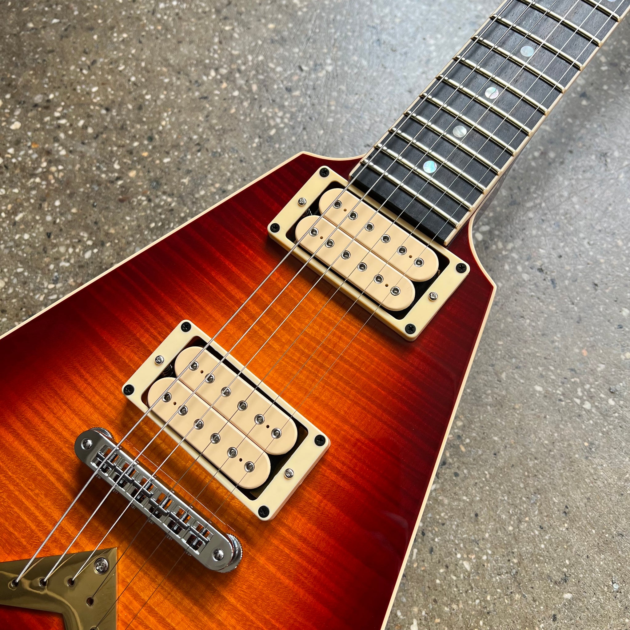 Dean USA V 1977 Limited Edition 2024 - Trans Cherry Sunburst | Tone Wolf