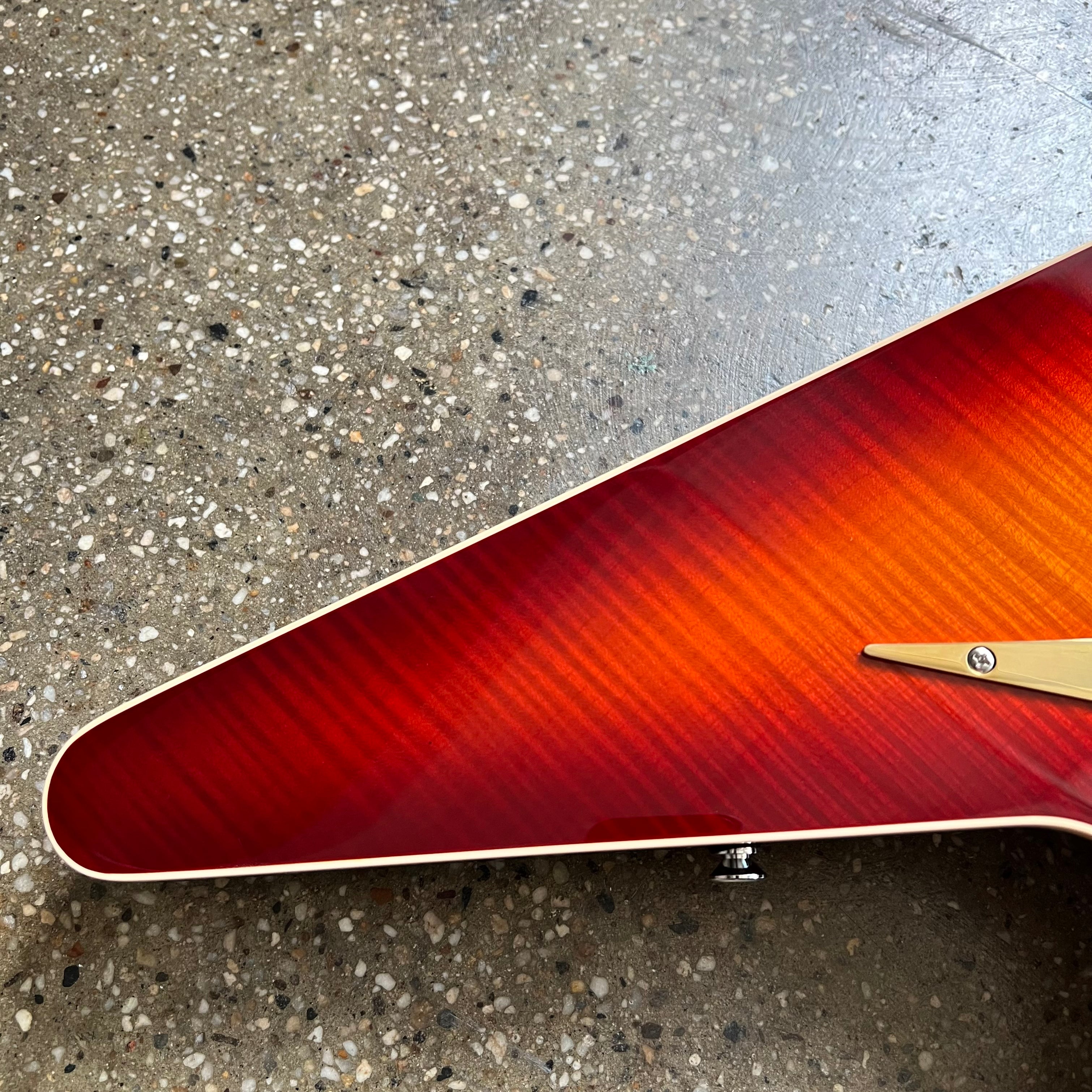 Dean USA V 1977 Limited Edition 2024 - Trans Cherry Sunburst | Tone Wolf