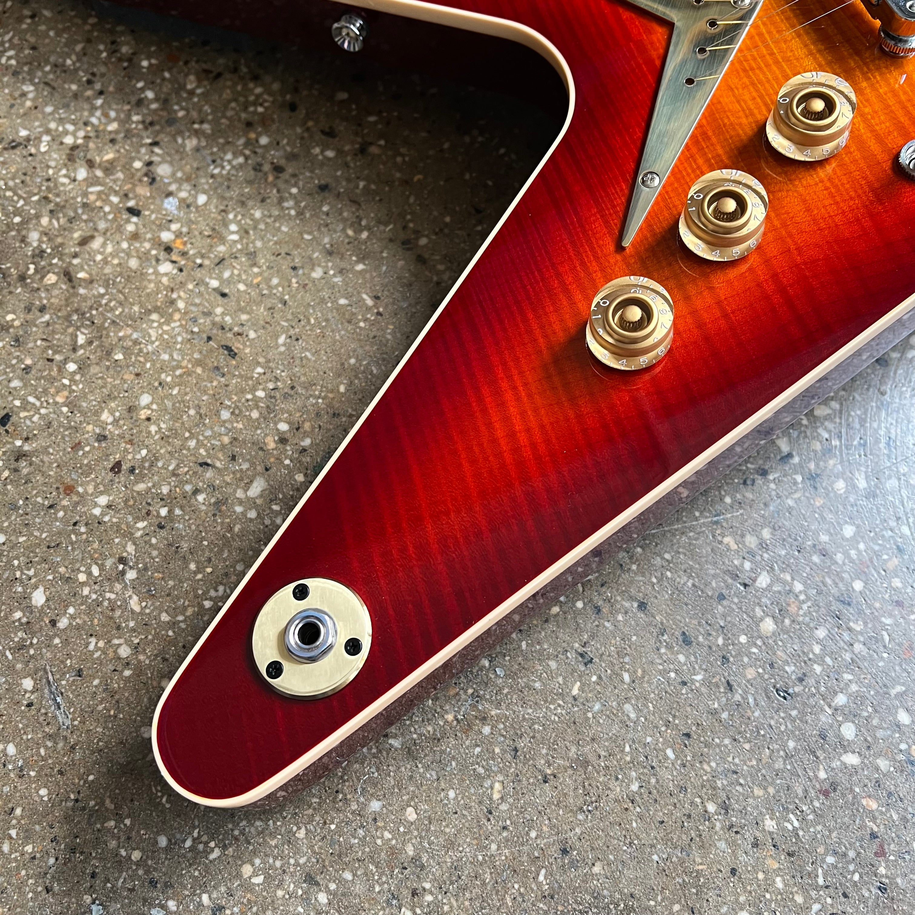 Dean USA V 1977 Limited Edition 2024 - Trans Cherry Sunburst | Tone Wolf