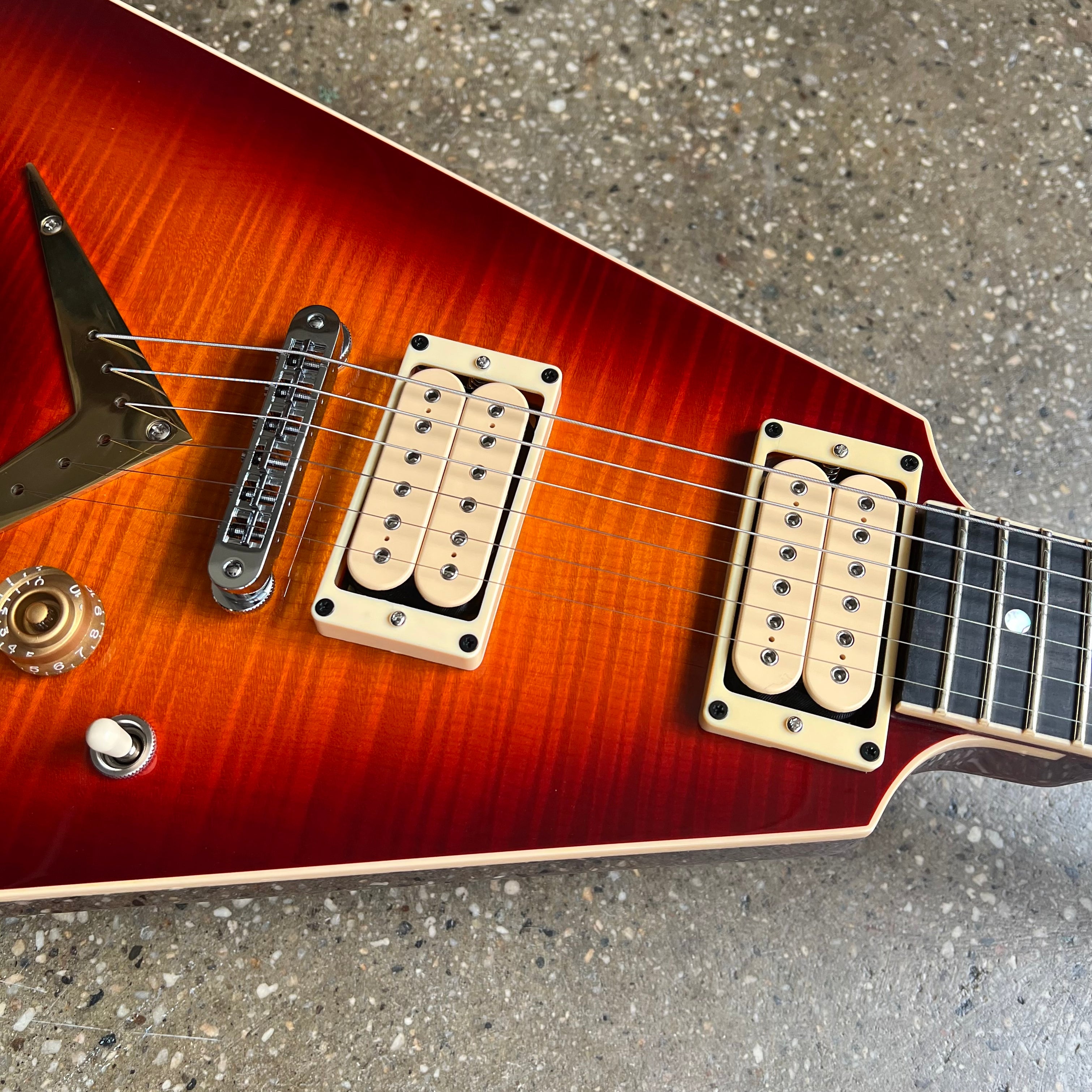 Dean USA V 1977 Limited Edition 2024 - Trans Cherry Sunburst | Tone Wolf