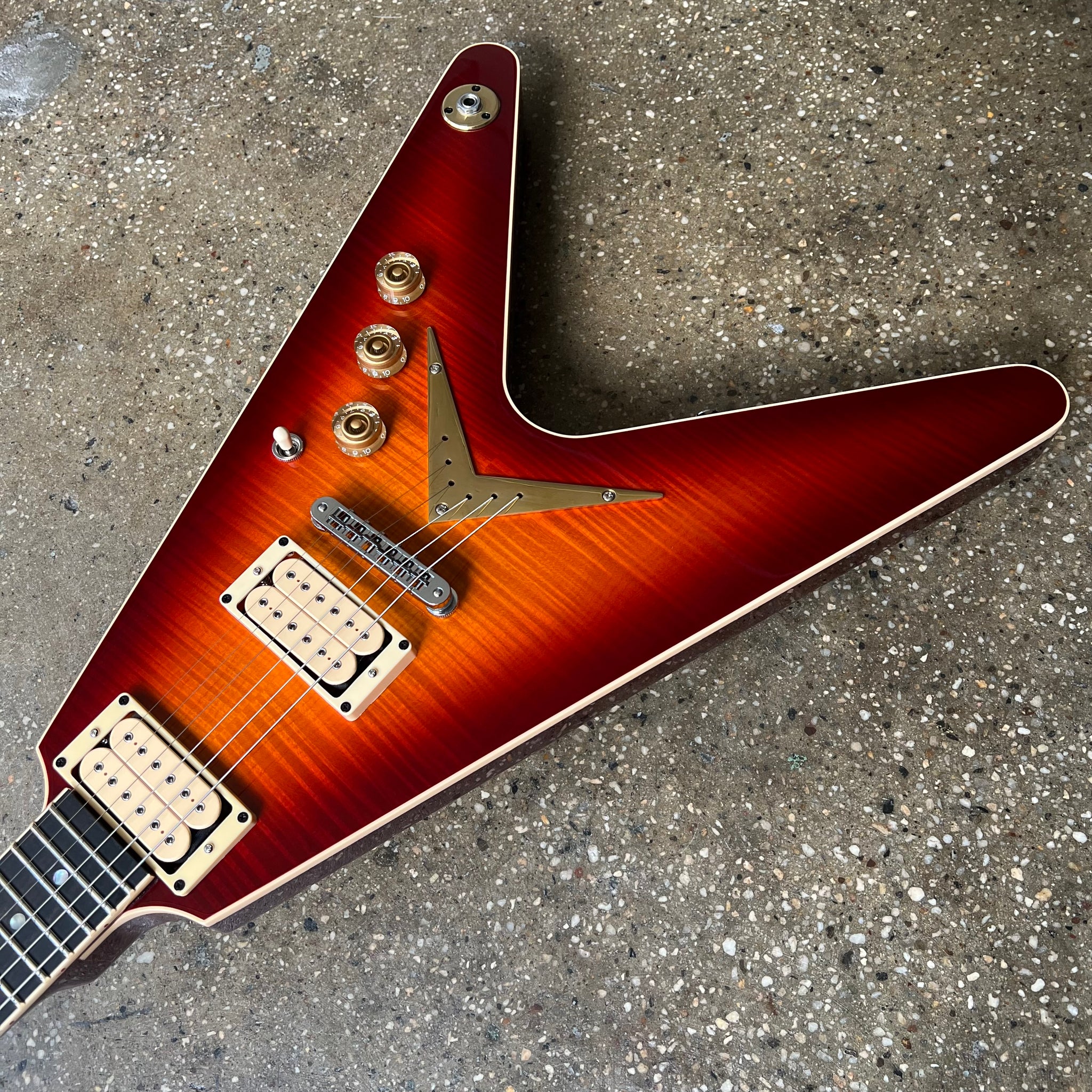 Dean USA V 1977 Limited Edition 2024 - Trans Cherry Sunburst | Tone Wolf