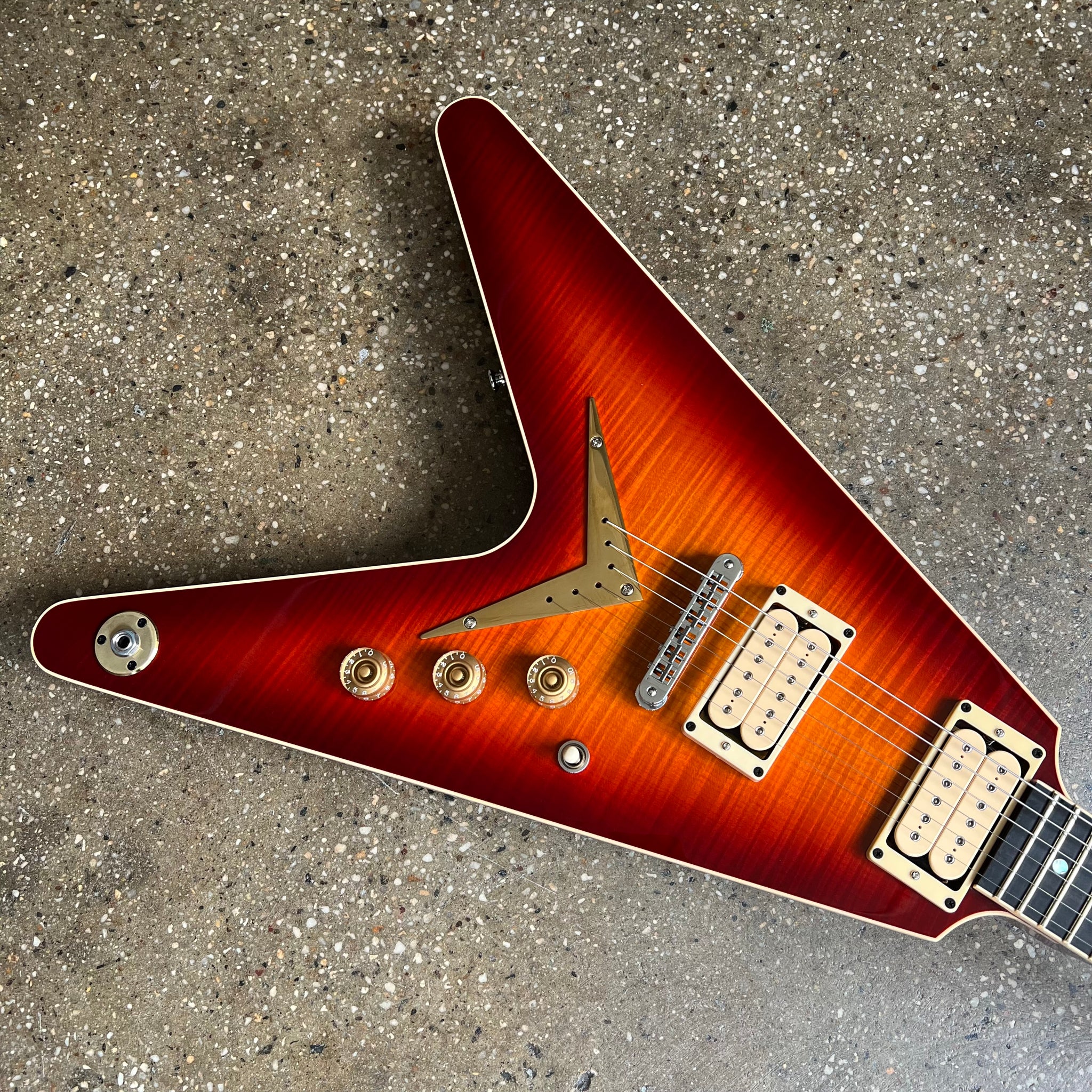 Dean USA V 1977 Limited Edition 2024 - Trans Cherry Sunburst | Tone Wolf