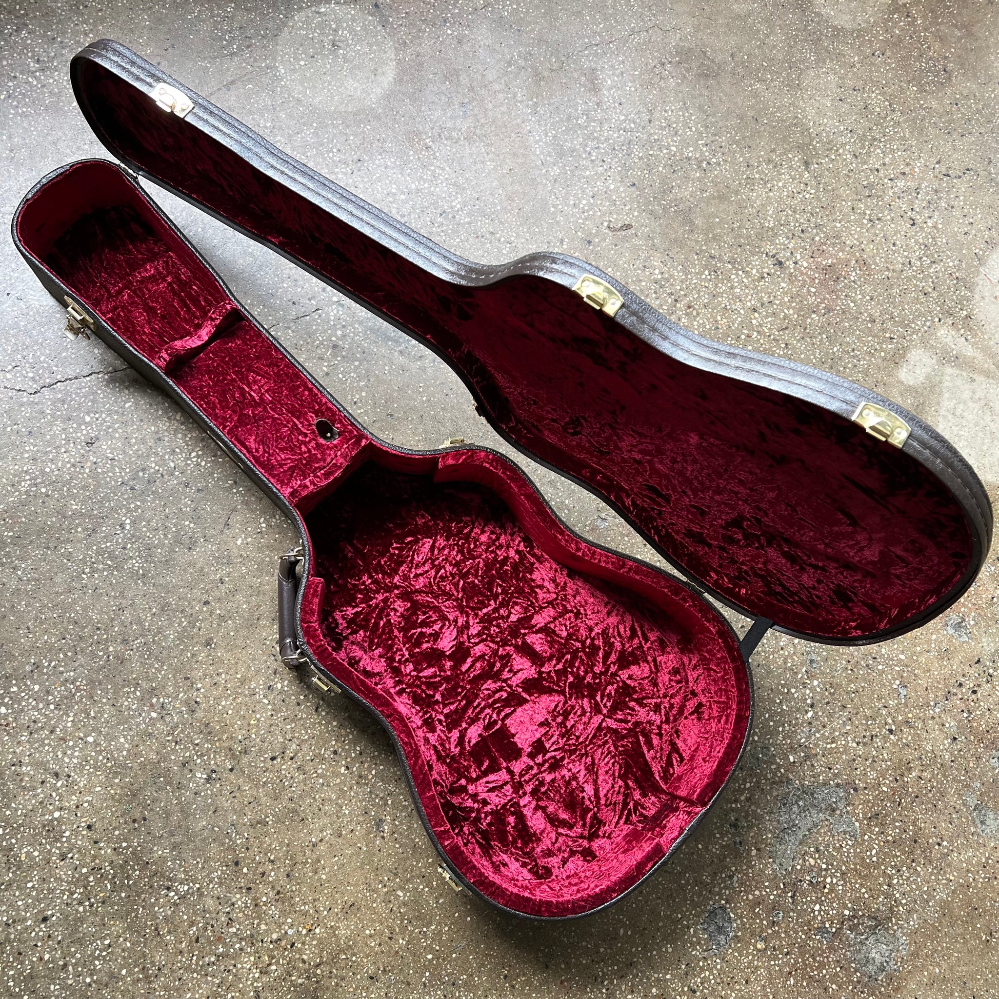 Taylor Hardshell Dreadnought Acoustic Guitar Case | Tone Wolf